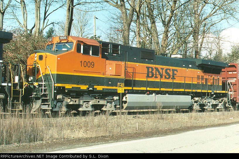 BNSF 1009 @ RR Ave